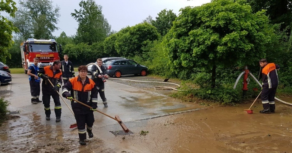 Regensburg und die Oberpfalz: Starkregen und Gewitter legen Straßen, Keller und Spielfelder lahm ...