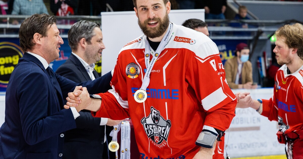 Verteidiger Jakob Weber bleibt bei den Eisbären Regensburg | charivari