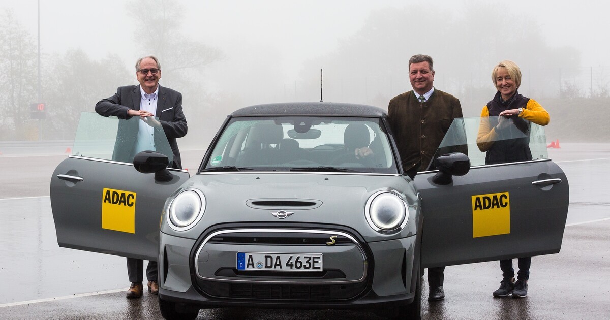 Verkehrsminister Bernreiter testet E-Auto auf ADAC-Gelände in Rosenhof ...