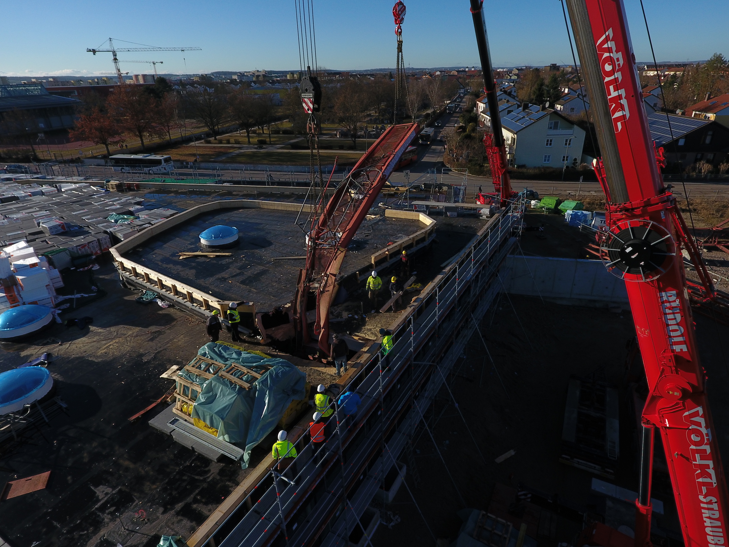 Kranbergung am Hallenbad Neutraubling läuft | gong fm